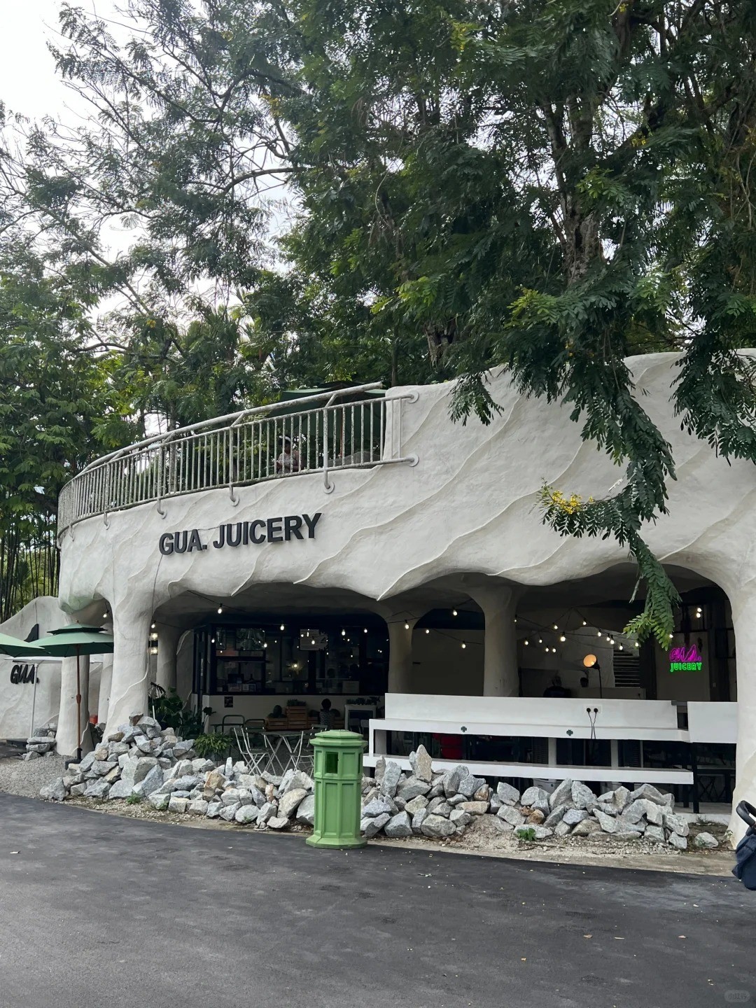 🇲🇾 Gua Juicery | Putrajaya's Cave Café by the Lake 🪨🌊 by Ryan Allen ...